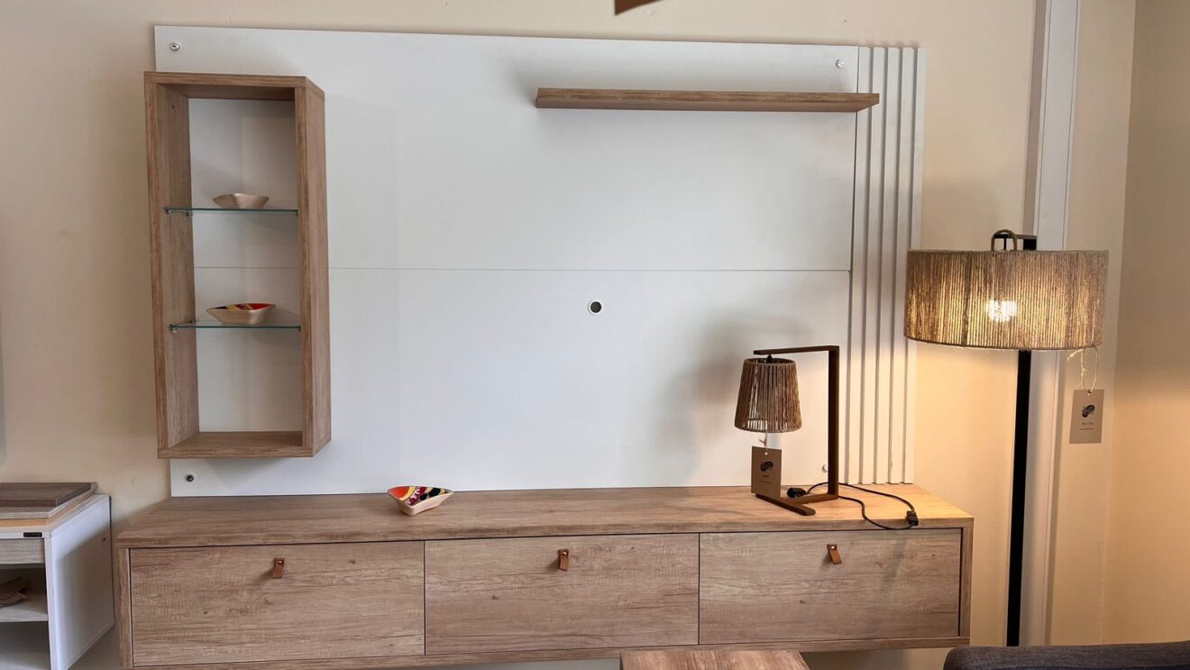 PANEL VARILLADO HASTA 65'' CON 3 PUERTAS BASCULANTES Y 3 ESTANTES ...