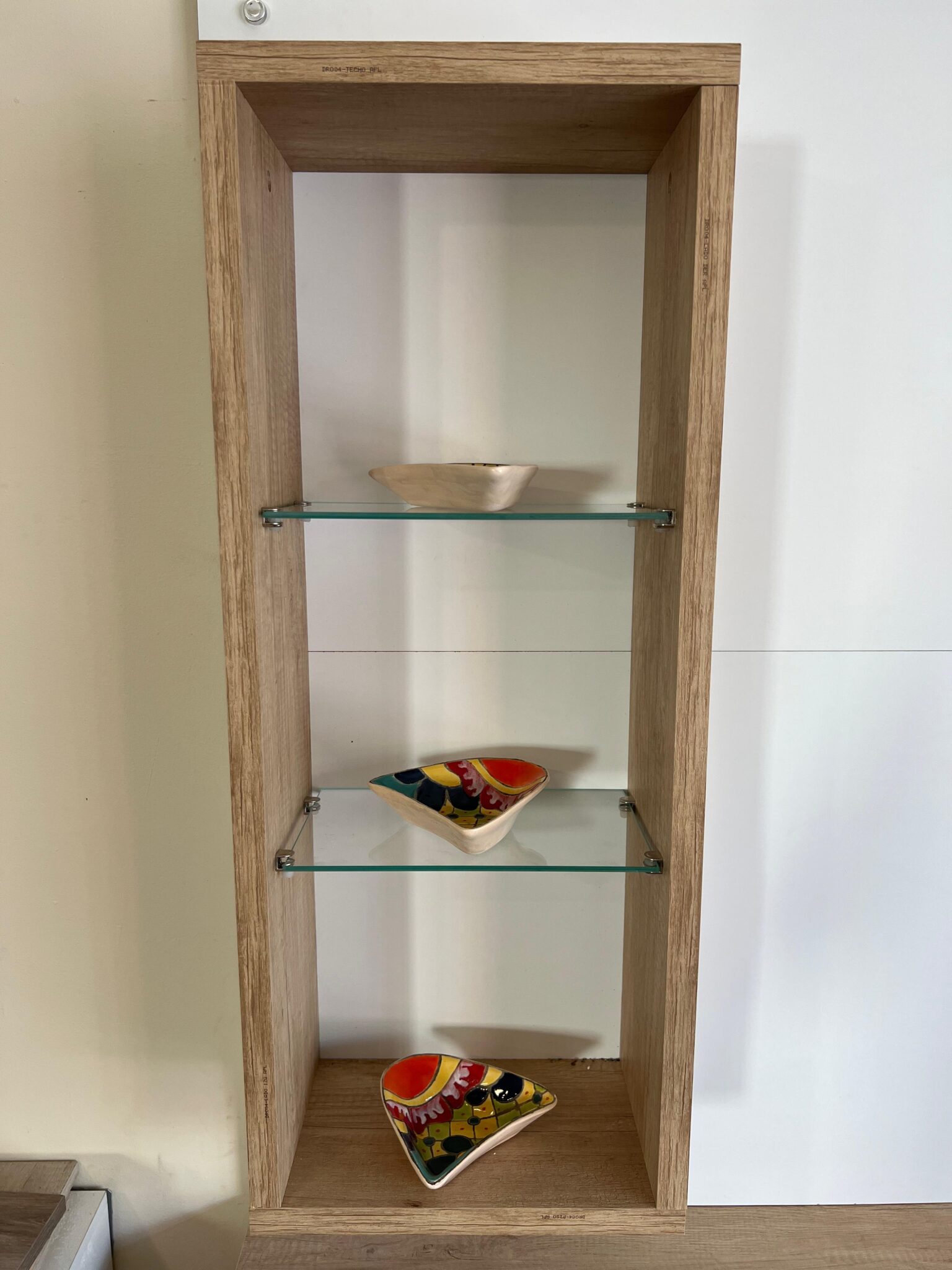 PANEL VARILLADO HASTA 65'' CON 3 PUERTAS BASCULANTES Y 3 ESTANTES ...