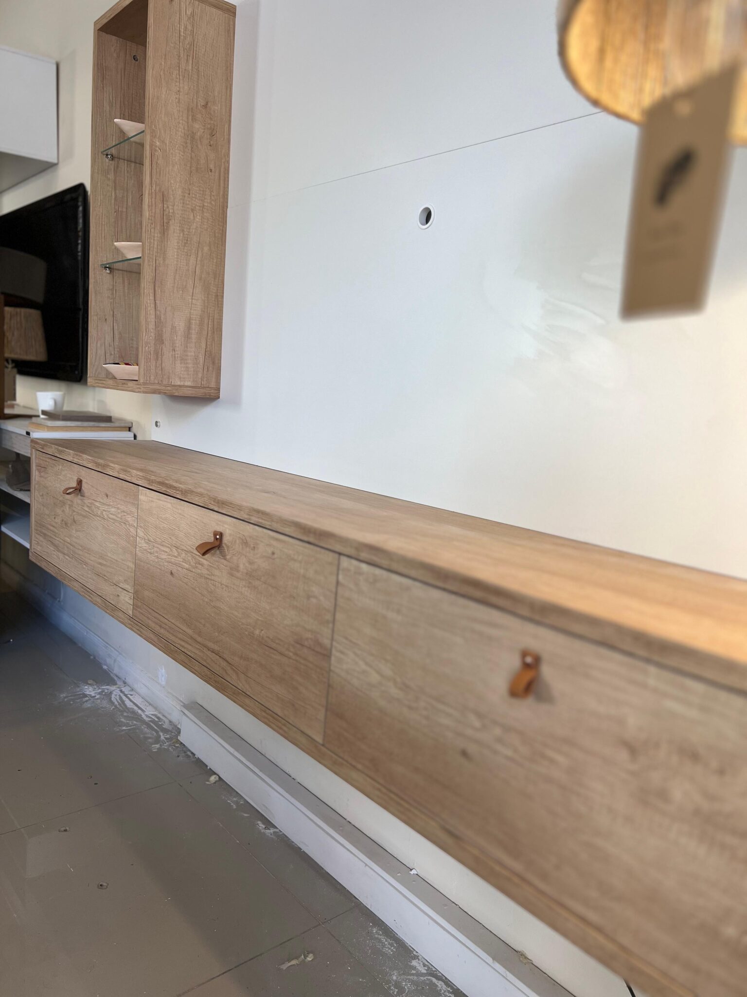 PANEL VARILLADO HASTA 65'' CON 3 PUERTAS BASCULANTES Y 3 ESTANTES ...