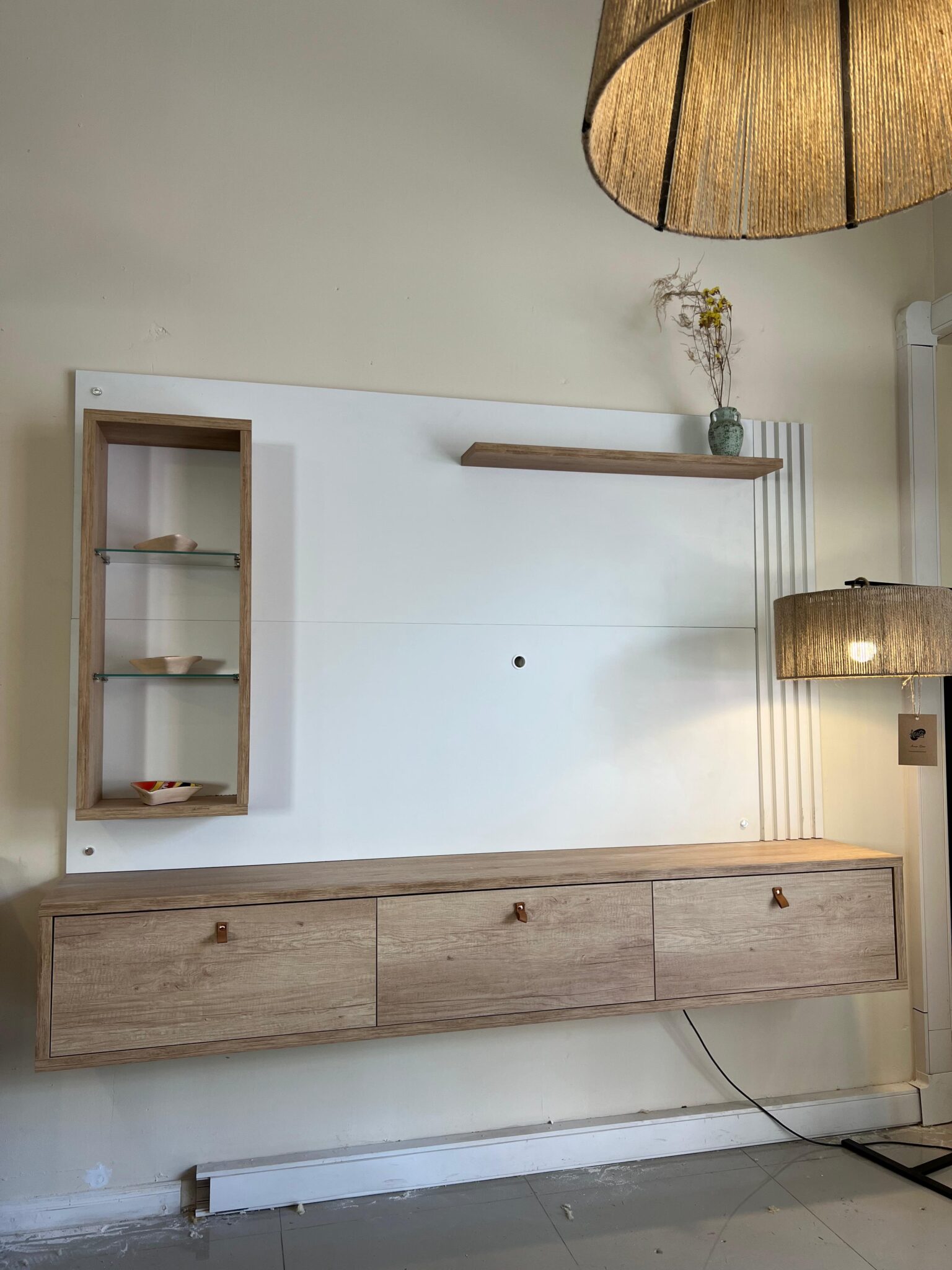 PANEL VARILLADO HASTA 65'' CON 3 PUERTAS BASCULANTES Y 3 ESTANTES ...